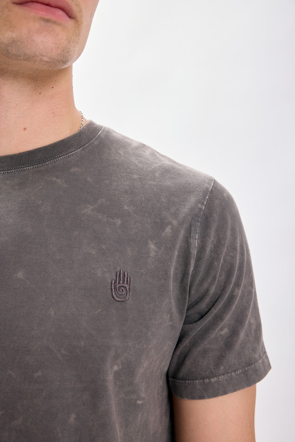 REMERA LAVADA CON BORDADO MANO GRIS