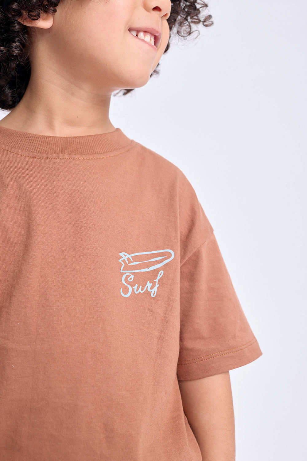 REMERA ESTAMPA SURF ADVENTURE MARRON